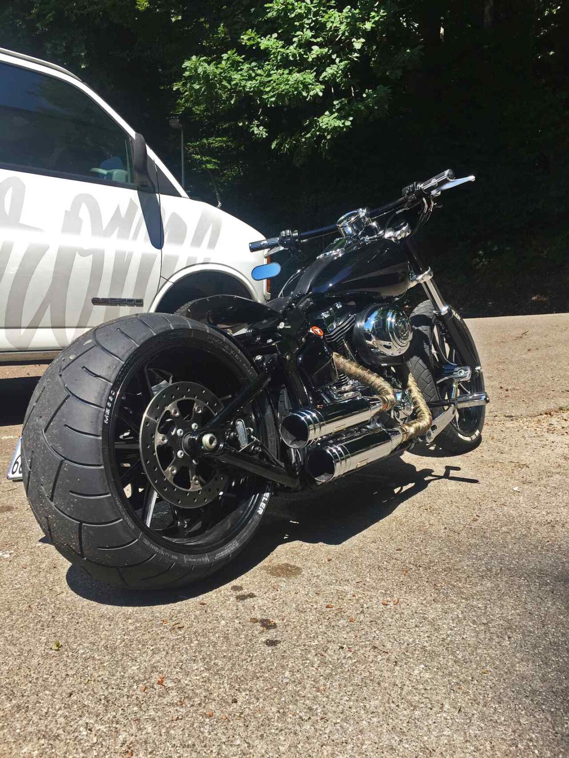 Breakout Bobber Breitreifenumbau - Custombike und Harley-Davidson ...