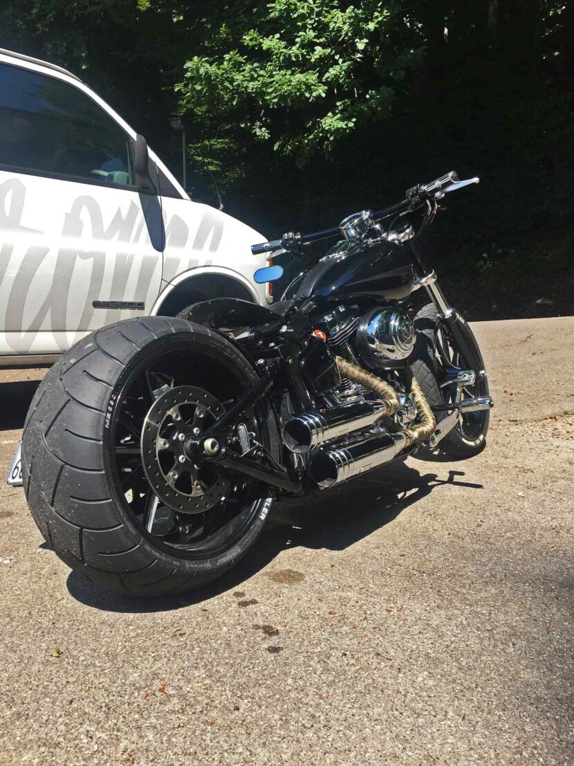 Breakout Bobber Breitreifenumbau - Custombike und Harley-Davidson ...