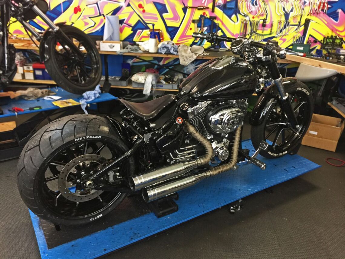 Breakout Bobber Breitreifenumbau - Custombike und Harley-Davidson ...